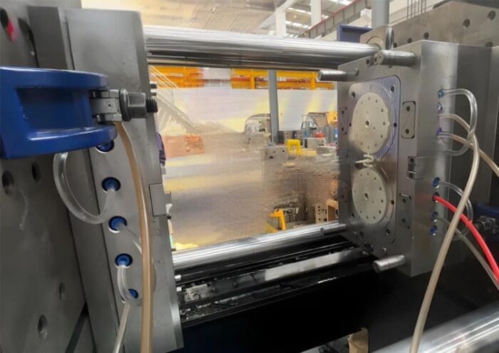 What are the effects of temperature on injection molds